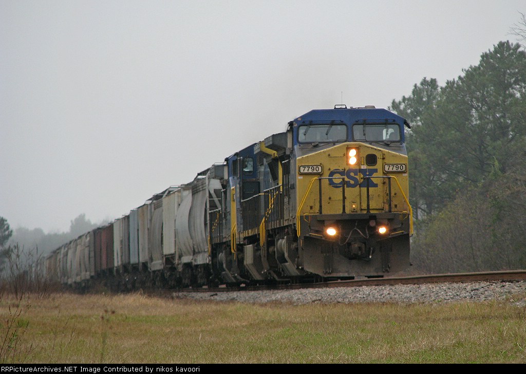 CSX 7790 coming up the hill with northbound mixed freight